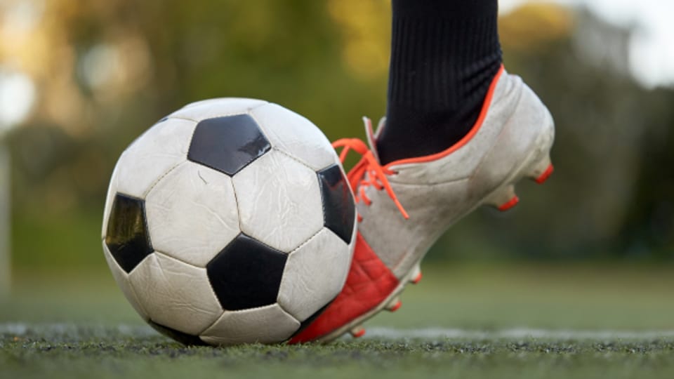 «Hau dä Blösch i Chaschte» - die seltsame Sprache des Fussballs - Audio ...