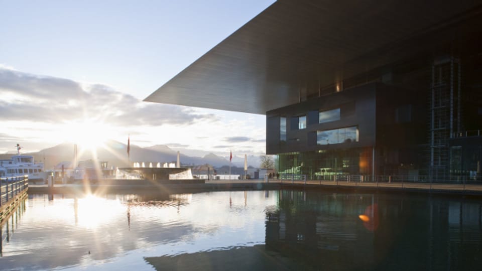 Erdöl- und IT-Branche trifft sich im KKL - Audio & Podcasts - SRF