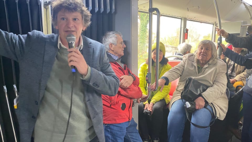 Berner Autor Christoph Simon liest in einem Bus - Audio & Podcasts - SRF