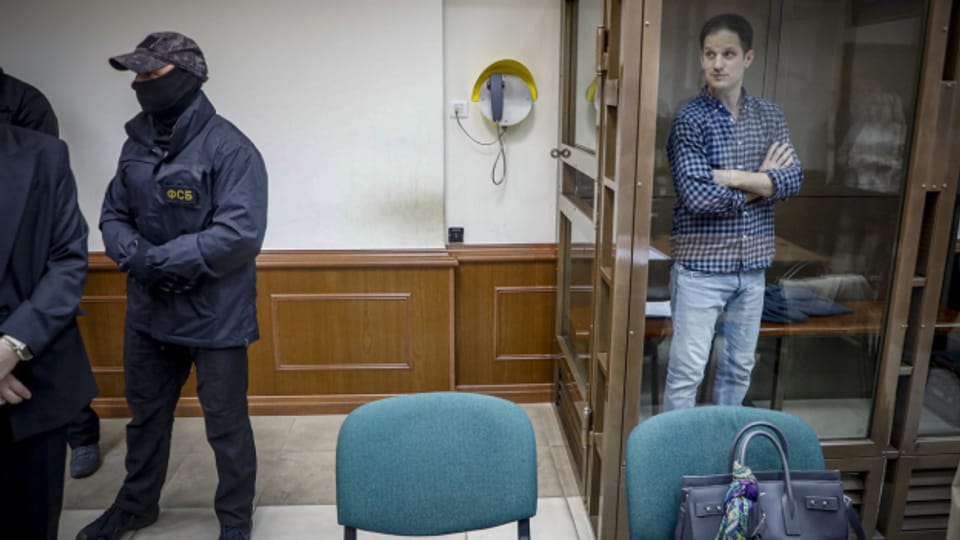 Russland: Inhaftierter US-Journalist erstmals vor Gericht - Audio ...