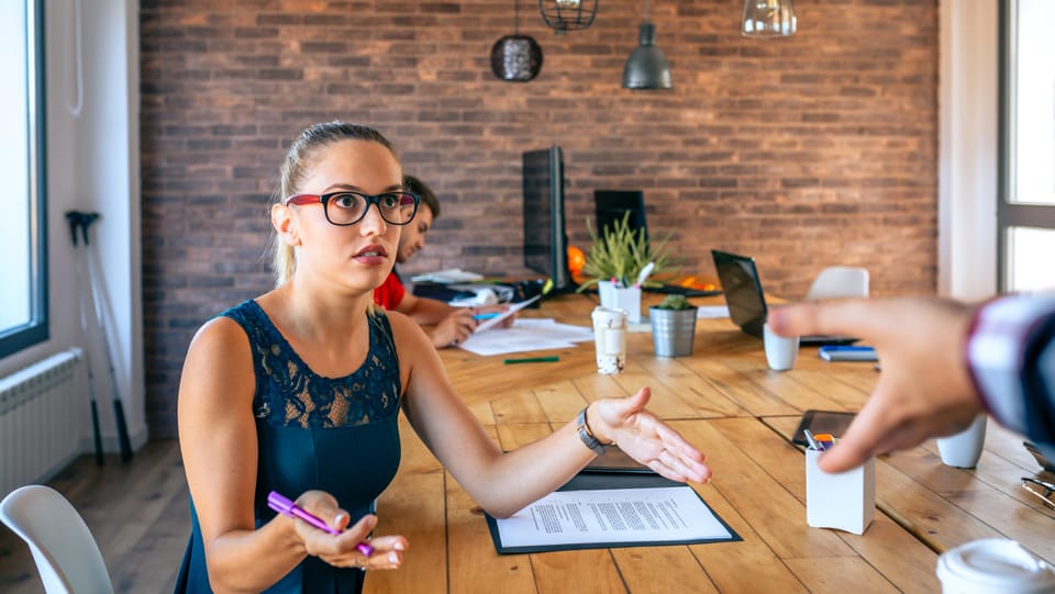 «Loud quitting» – So machen Angestellte Druck - Audio & Podcasts - SRF