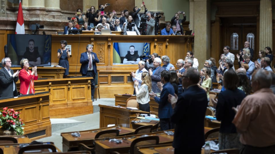 Wolodimir Selenski spricht vor CH-Parlament - Audio & Podcasts - SRF