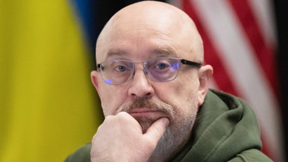 Selenski tauscht seinen Verteidigungsminister aus - Audio & Podcasts - SRF