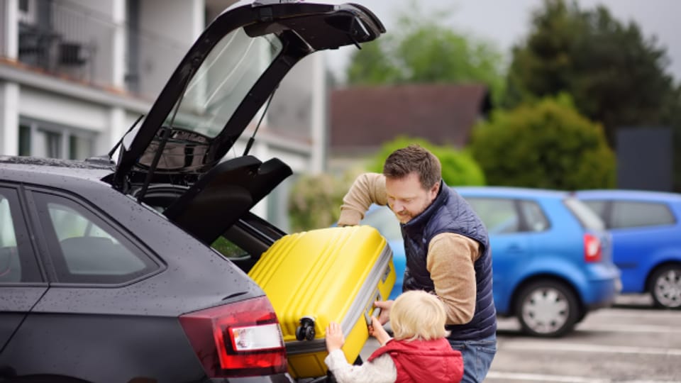 Mit dem Auto in die Ferien: Kofferraum richtig beladen - Audio & Podcasts - SRF