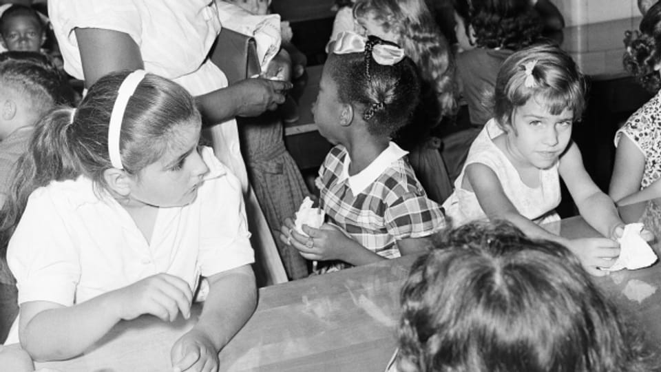 Heute vor 70 Jahren: Ende der Segregation an US-Schulen - Audio ...