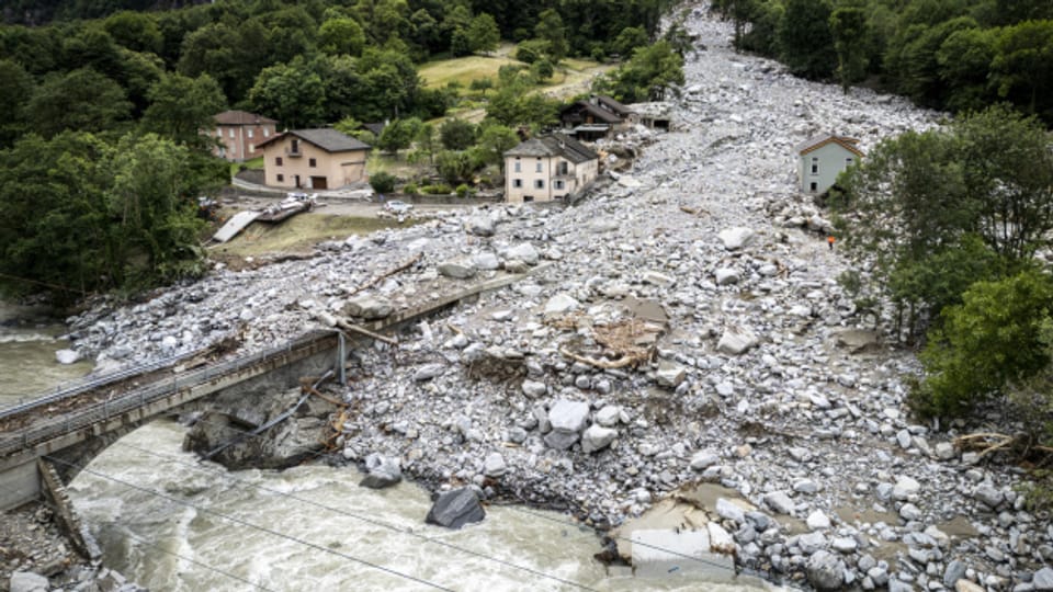 Ein Toter und grosse Zerstörung nach Unwetter im Misox - Audio ...