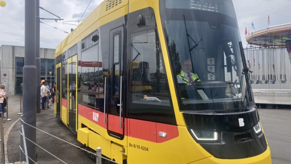 Tina - das neuste Tram im Depot der BLT - Audio & Podcasts - SRF