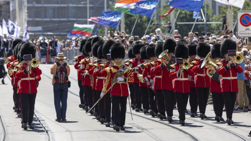 Demonstration und Tattoo-Parade finden gleichzeitig statt - Audio ...