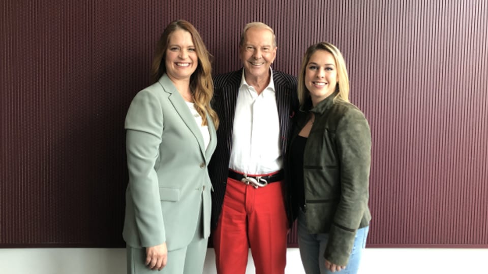 Kunstturnerin & Moderator: Giulia Steingruber und Kurt Aeschbacher - Audio & Podcasts - SRF