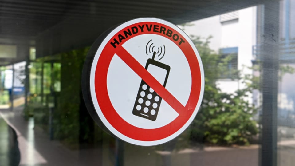 Handyverbot an der Schule – Sek Embrach macht gute Erfahrungen - Audio ...