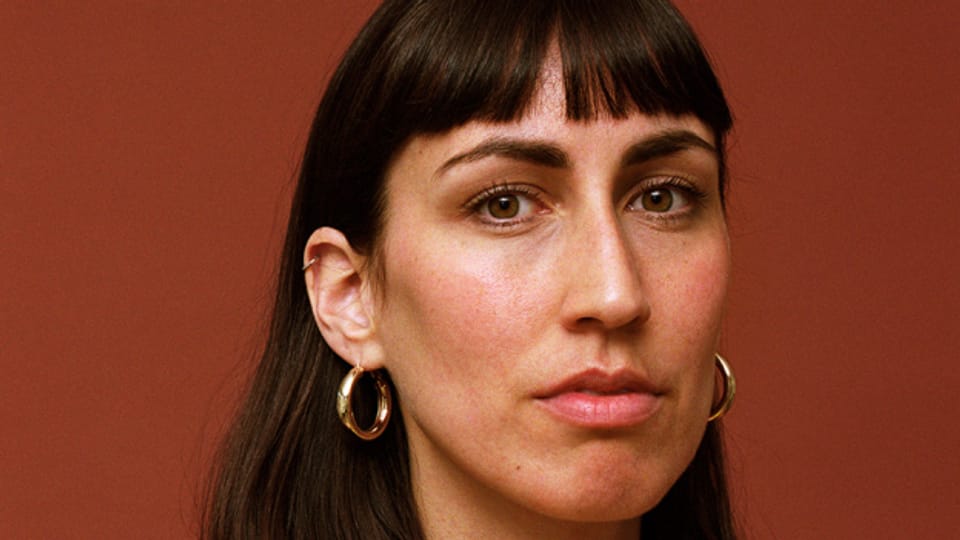 Éna Vera: Ein Debütalbum, das sich wie eine Umarmung anfühlt - Audio ...