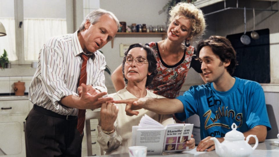 Vor 30 Jahren lief die erste Folge «Fascht e Familie» - Audio ...
