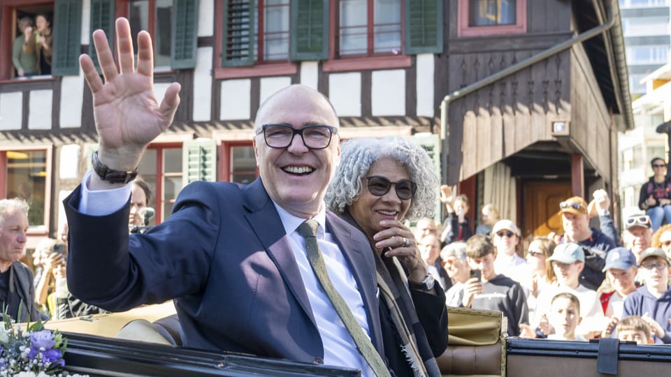 Markus Pfister geniesst die Feier in seinem Heimatkanton sichtlich ...