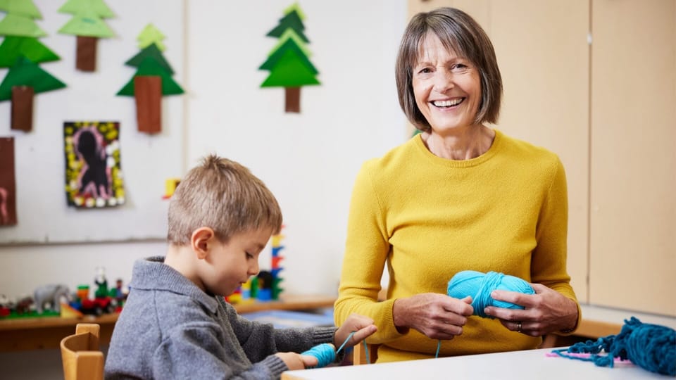 Rechnen oder Lesen: Seniorinnen und Senioren helfen Schulkindern ...