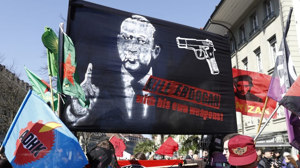 «Kill Erdogan»-Transparent: Bundesgericht bestätigt Geldstrafe - Audio ...
