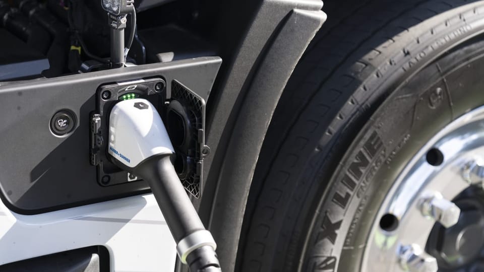 Bund plant Ladestationen für E-Lastwagen in Graubünden - Audio ...