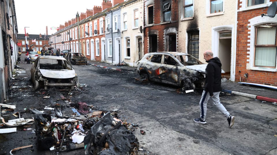 Gewalt in Belfast: Was passiert gerade in Nordirland? - Audio ...